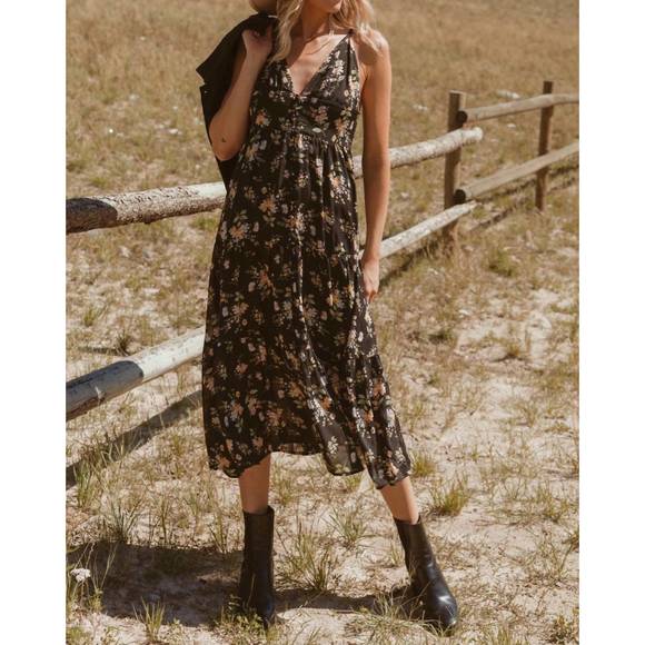 Dress Forum | Dresses | New Dress Forum Sammy Floral Midi Dress In ...